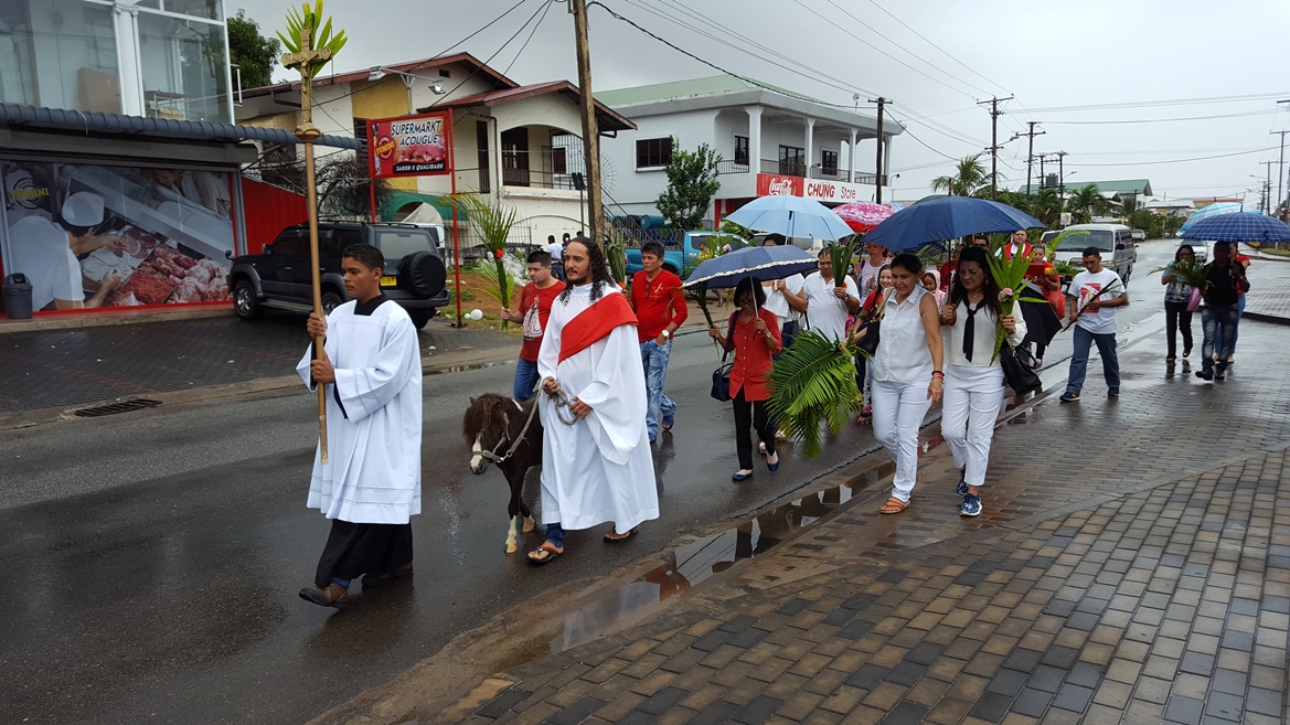 Processie ‘Domingo de ramos’ geslaagd ondanks regen – OMHOOG