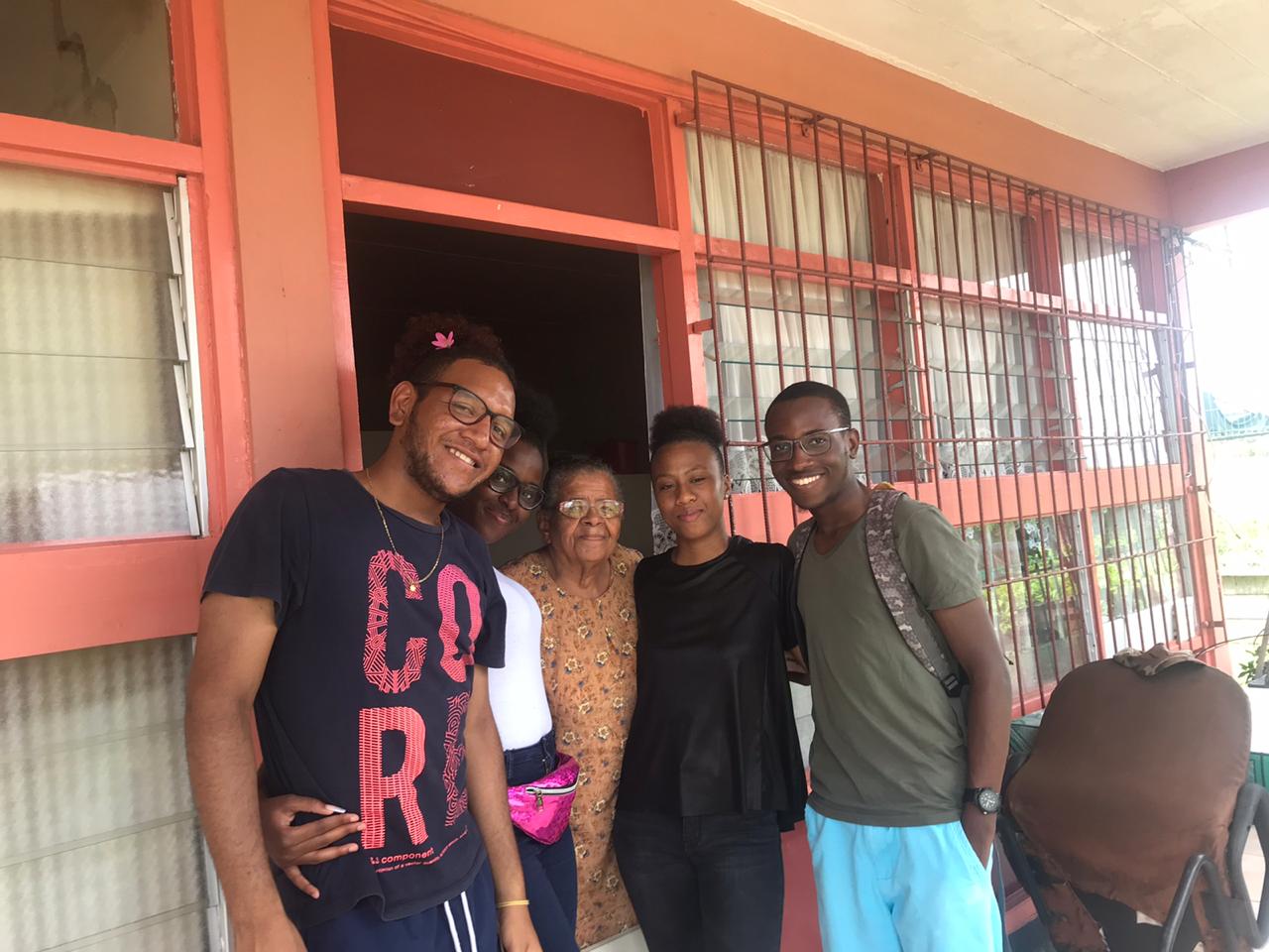 KJS-missieproject: jongeren H. Familie bezoeken Huize Ashiana – OMHOOG