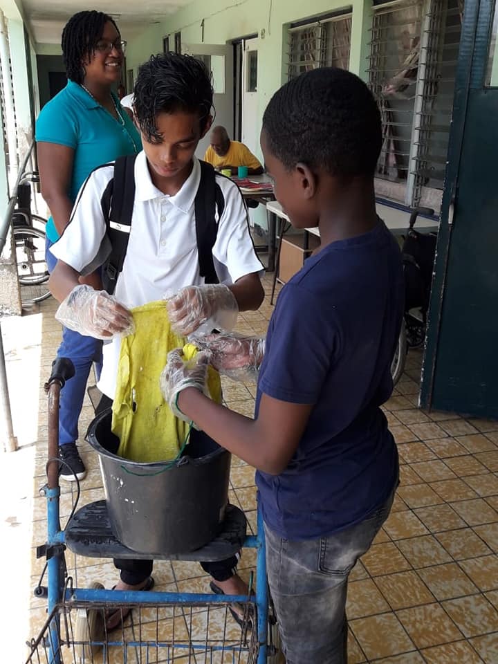 KJS-missieproject: jongeren H. Familie bezoeken Huize Ashiana – OMHOOG